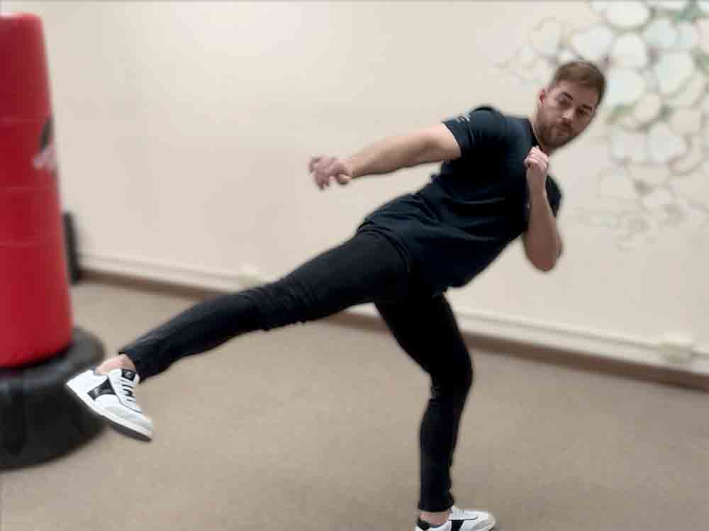 How to Side Kick the Knee in Jeet Kune Do - Realistic Martial Arts ...